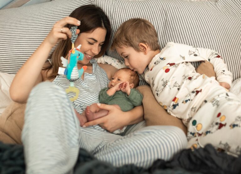 How to Deal With an Angry Baby? Signs, What to Do, Prevention Tips