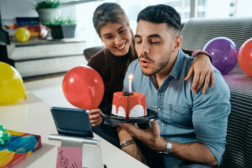 5 Sweet and Thoughtful Ways to Celebrate Another Couple on Their Anniversary - MOM News Daily