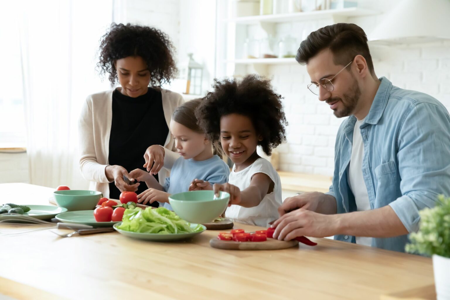 How To Make Family Meal Times Enjoyable - MOM News Daily